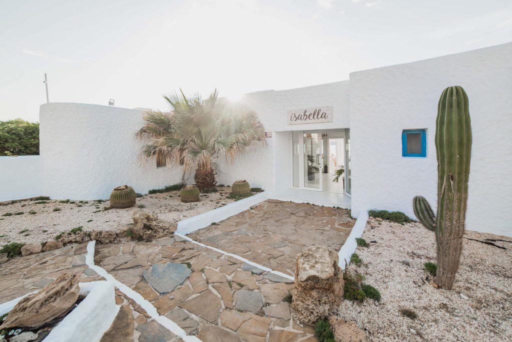 Sunsoaker Bliss: Menorca’s 5 Best Beach Clubs You Can’t Miss